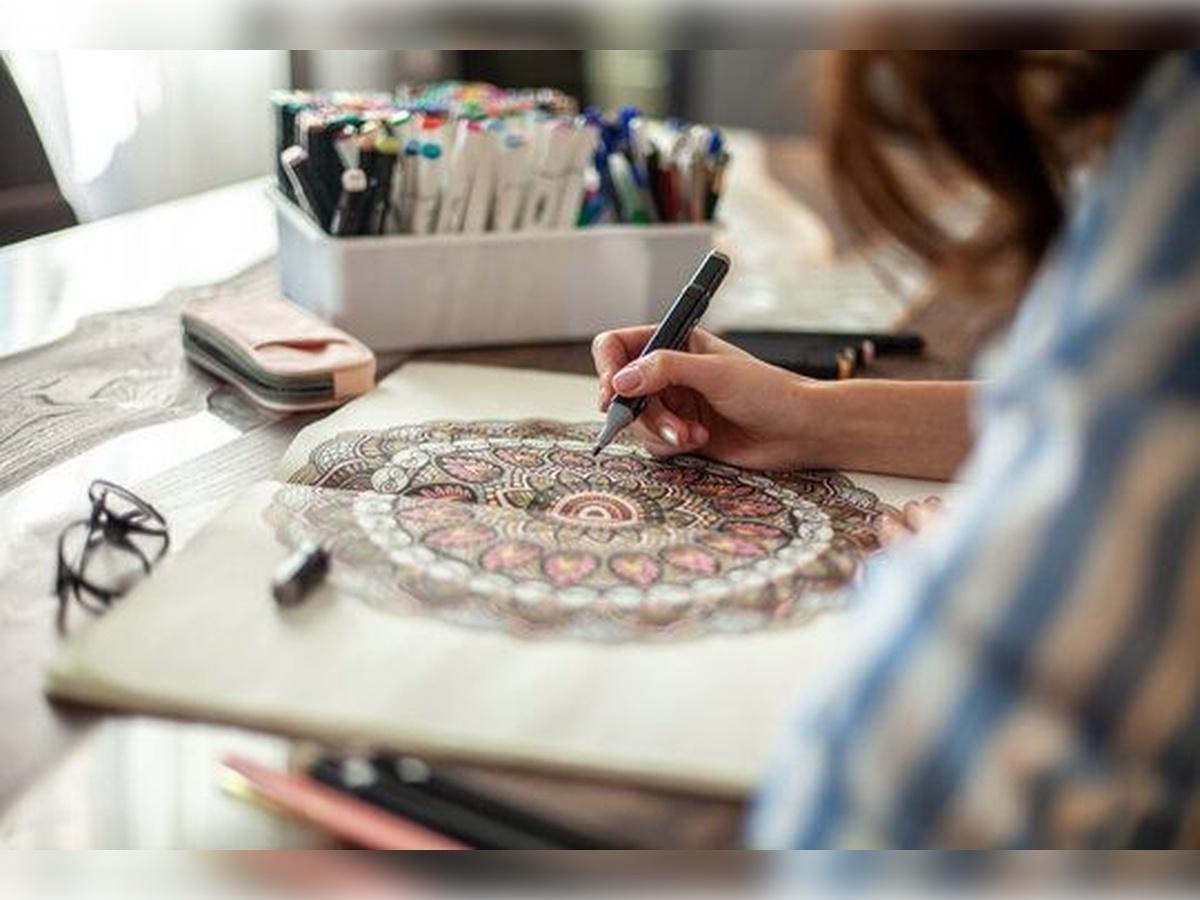 Детское занятие с взрослым эффектом: раскраски против стресса